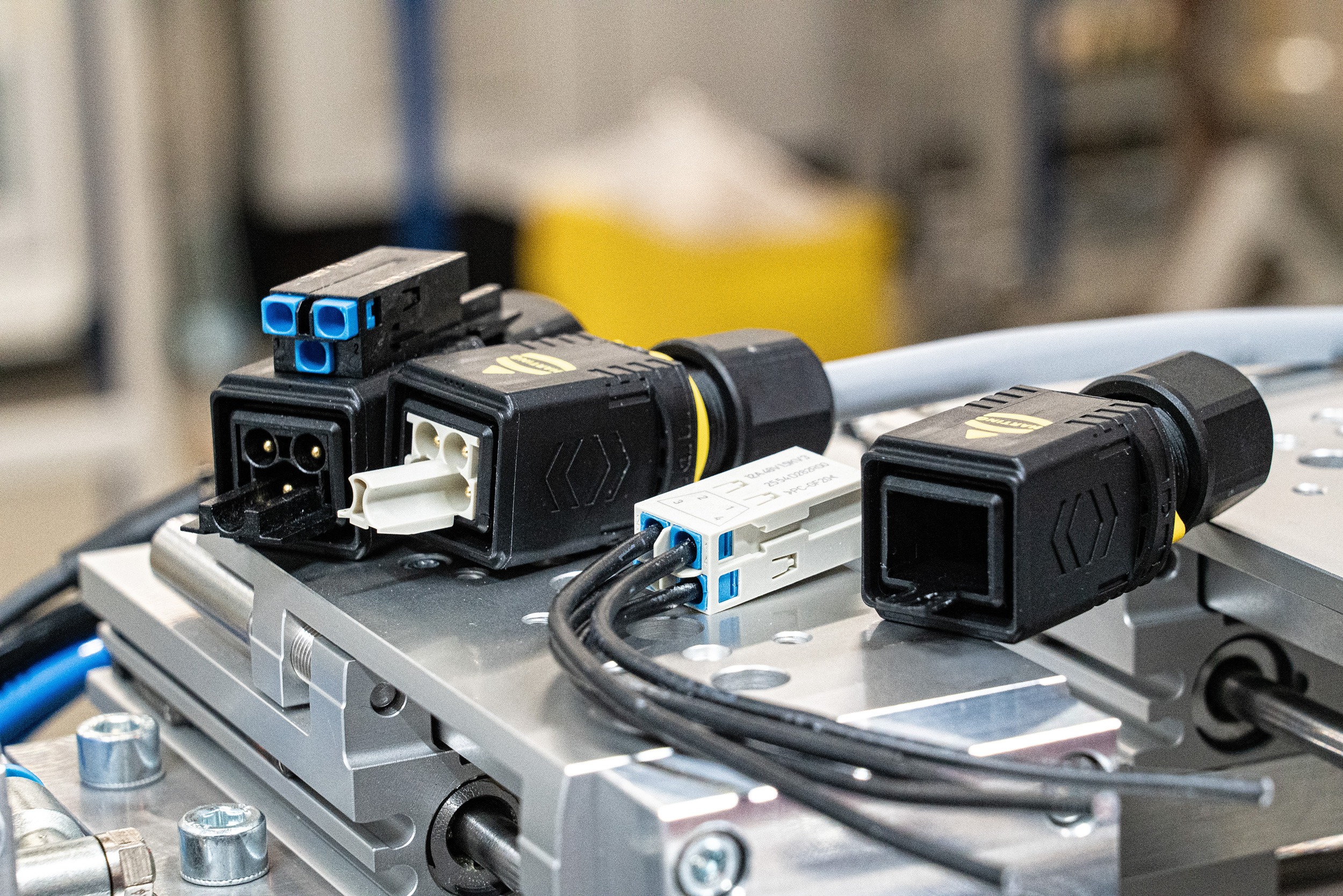 The HARTING PushPull Variant 4 power connectors are now also available ...